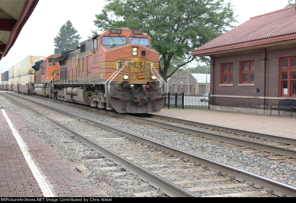 BNSF 5073 rolls an east bound intermodal on BNSF's Mendota Sub